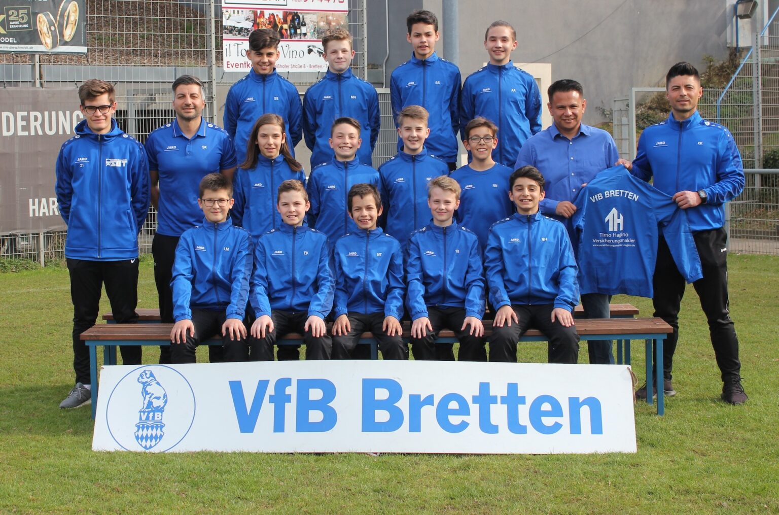 Die D1 des VfB Bretten mit neuen Präsentationsanzügen – VfB Bretten ...